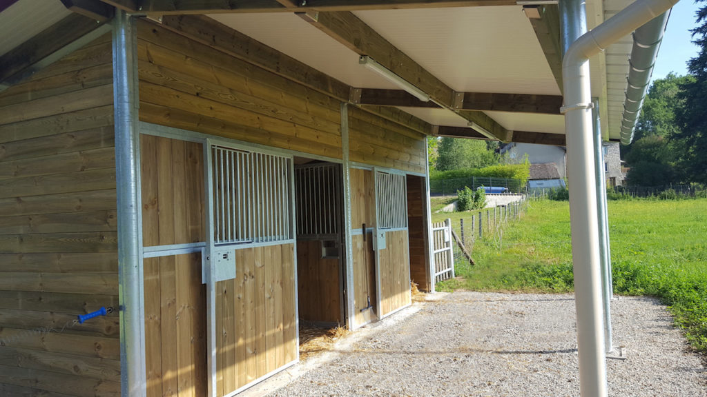 Façade de box pour chevaux porte battante 1 volet - Doitrand Equestre