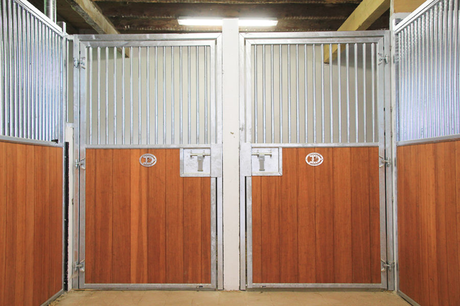 Façade de box pour chevaux porte battante 1 volet - Doitrand Equestre