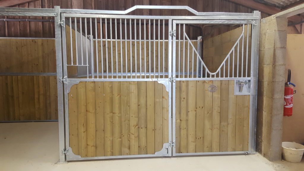 Façade de box pour chevaux porte battante 1 volet - Doitrand Equestre