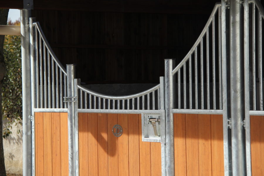 Façade de box pour chevaux modèle Zèbre - Doitrand Equestre