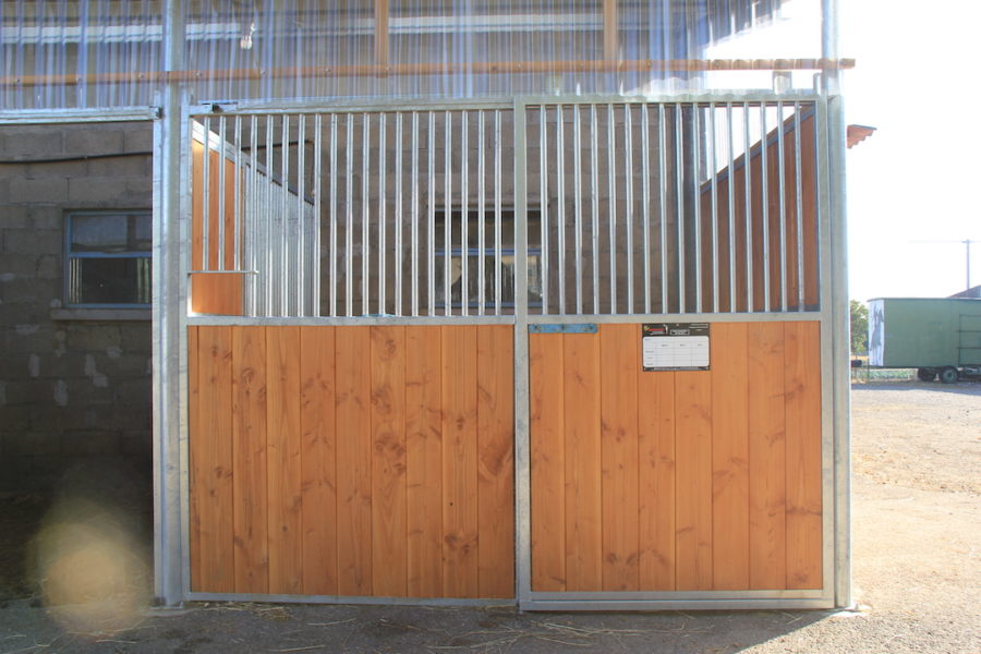 Façade de box pour chevaux porte coulissante - Doitrand Equestre