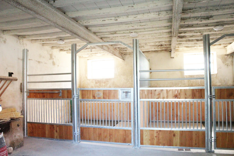 Façade de box pour chevaux modèle GS - Doitrand Equestre